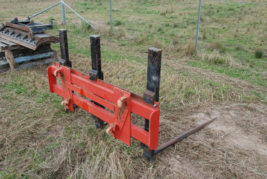 Lot 15 - Hay forks FEL mounted | AuctionsPlus