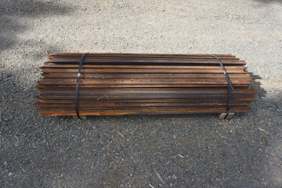 Lot 131 - 165cm steel posts bundle of 100. 14 hole (posts have been ...