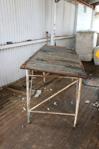 Lot 23 - Woolshed wool table - steel - Classing table | AuctionsPlus