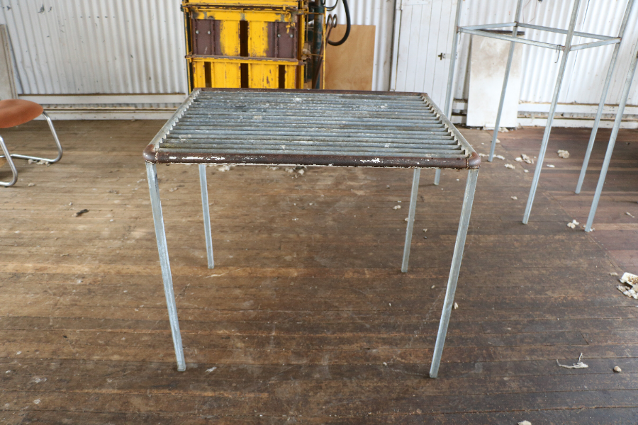 Lot 24 - Woolshed wool table - steel - small table | AuctionsPlus