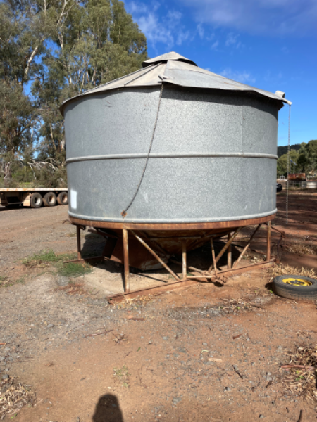 Lot 42 - Small Field Bin | AuctionsPlus
