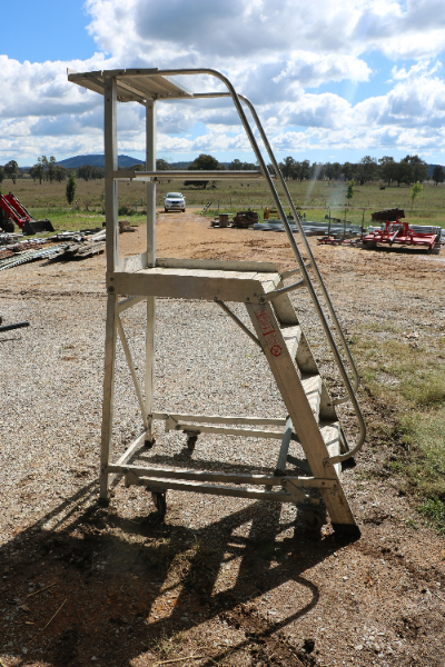 Lot 43 - Platform Ladder / stand | AuctionsPlus