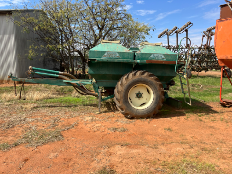 Lot 29 - Simplicity Air Cart | AuctionsPlus