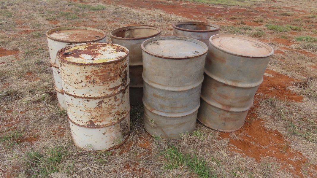 LOT 135 - Heavy duty 44gal drums x6 | AuctionsPlus