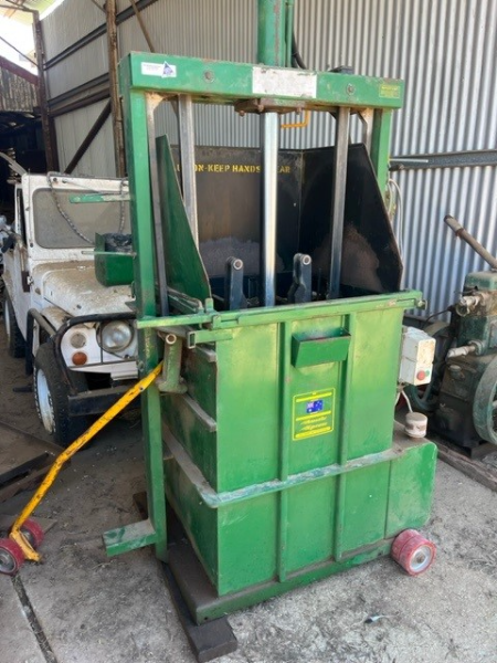 Lot 160 - TPW hydraulic wool press, no scales | AuctionsPlus