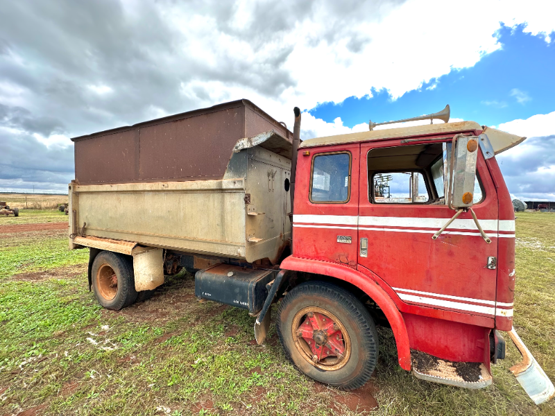 Lot 28 - International ACCO 1830A tipper truck | AuctionsPlus