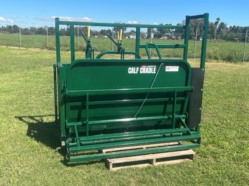 Lot 33 - ARROW CALF CRADLE | AuctionsPlus