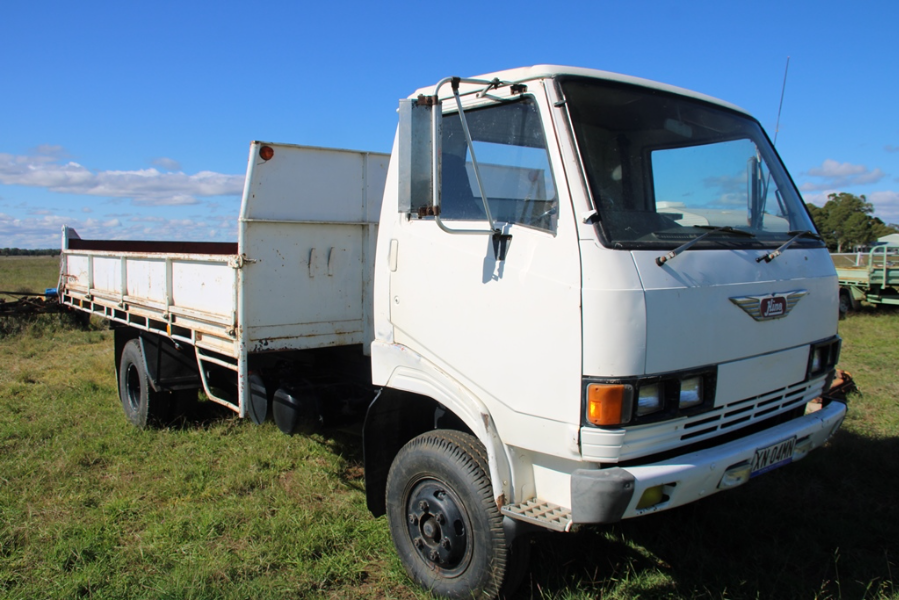 Lot 86 - Hino tipper truck (1988 model, 260,000km, rego, 15’ steel tray ...