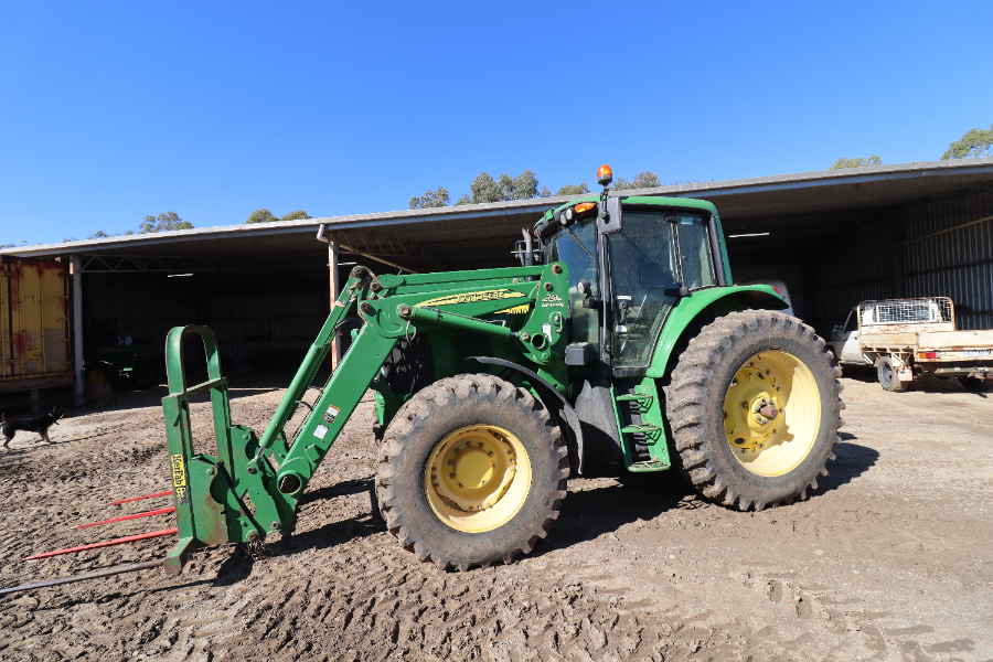 Lot 12 - John Deere 7520 Tractor | AuctionsPlus