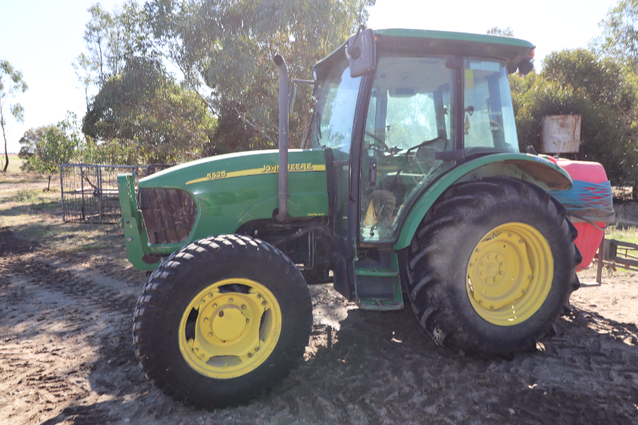 Lot 15 - John Deere 5525 Tractor | AuctionsPlus
