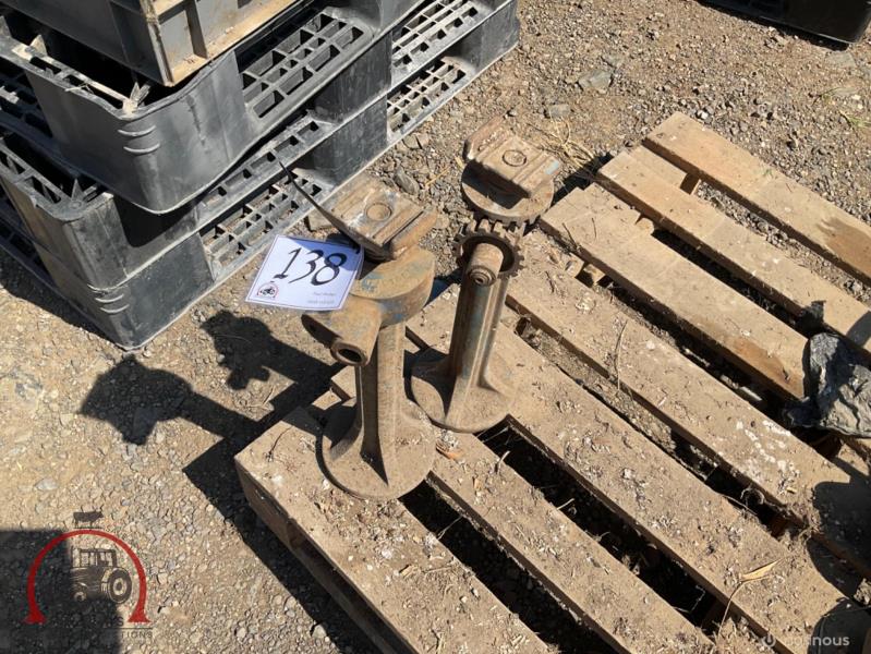 Lot 138 - Pair of tractor jacks, | AuctionsPlus