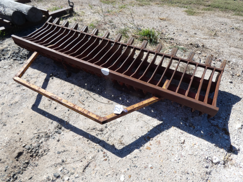 Lot 22 - Stick Rake | AuctionsPlus