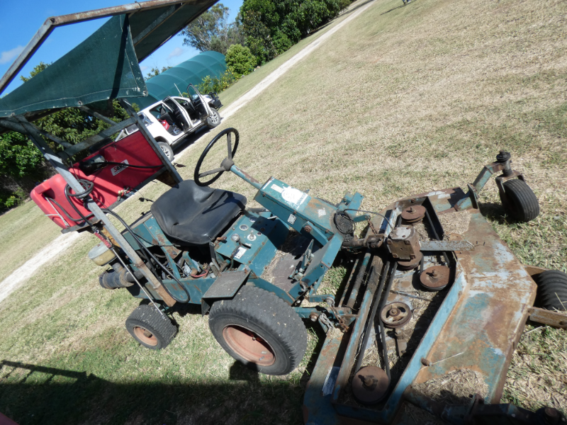Lot 33 - Ransomes T/22DV Ride On Mower | AuctionsPlus