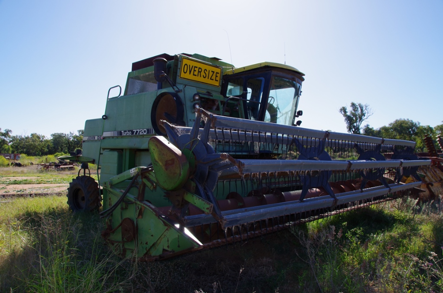 Lot 181 - John Deere 7720 header (28’ front, runs but not harvest ready ...