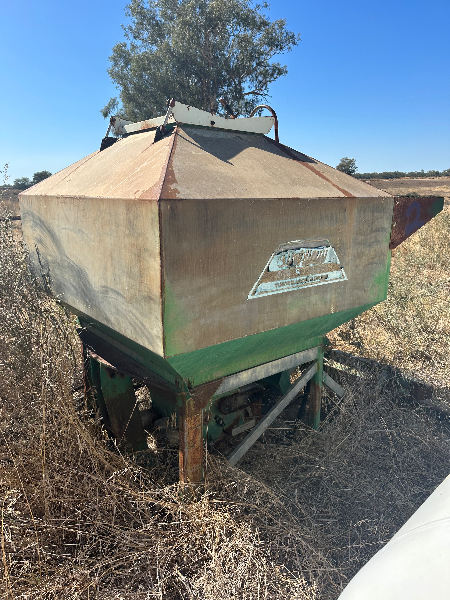 Lot 2 - Simplicity air seeder box | AuctionsPlus