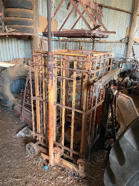 Lot 53 - Manual hydraulic wool press | AuctionsPlus
