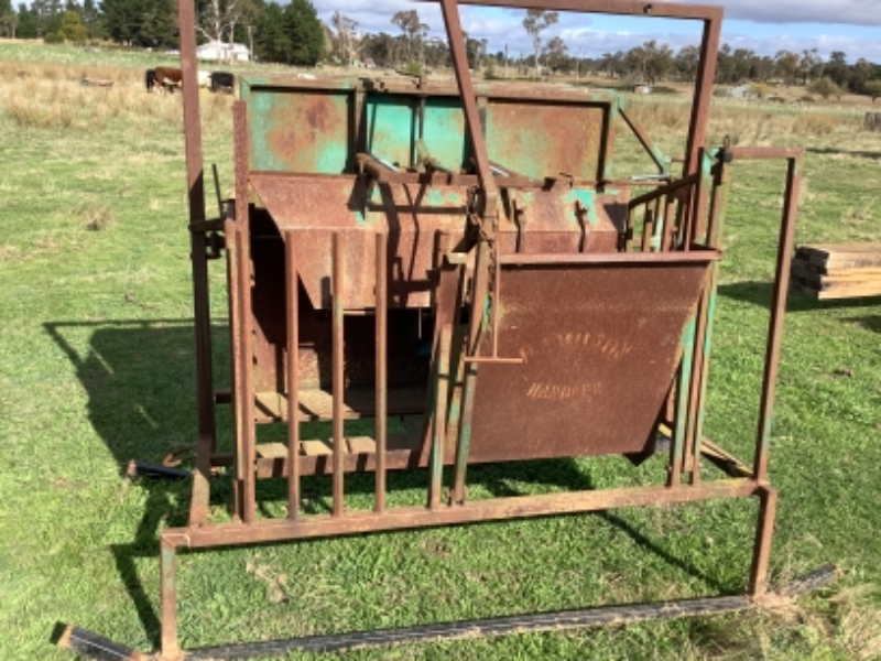 Lot 44 - Hamilton Sheep handler | AuctionsPlus