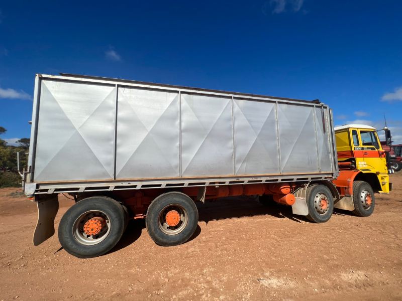 Lot 13 - DAF 2500 Twin steer | AuctionsPlus