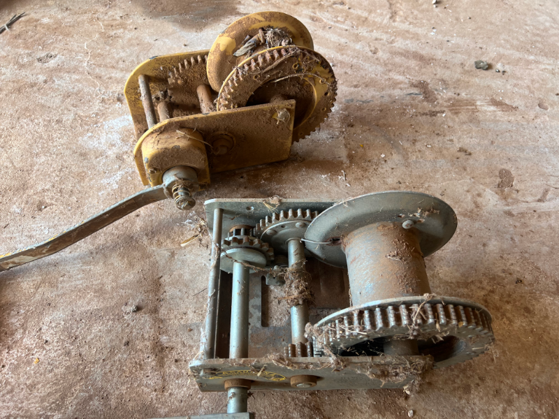 Lot 44 - 2 x Hand winches with cable | AuctionsPlus