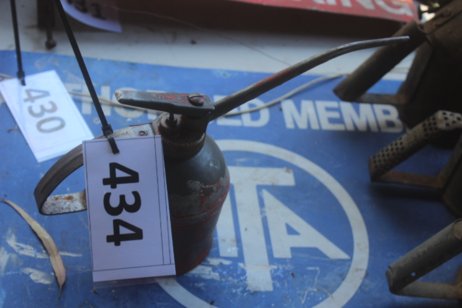 Lot 434 - Vintage 30B Enots England Pot | AuctionsPlus