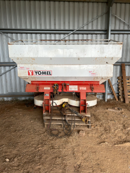Lot 16 - Yomel Fertilizer spreader | AuctionsPlus