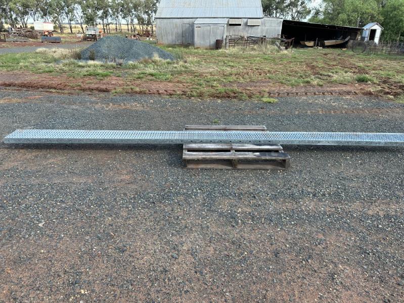 Lot 113 - 5m x 300mm gal walkway. | AuctionsPlus
