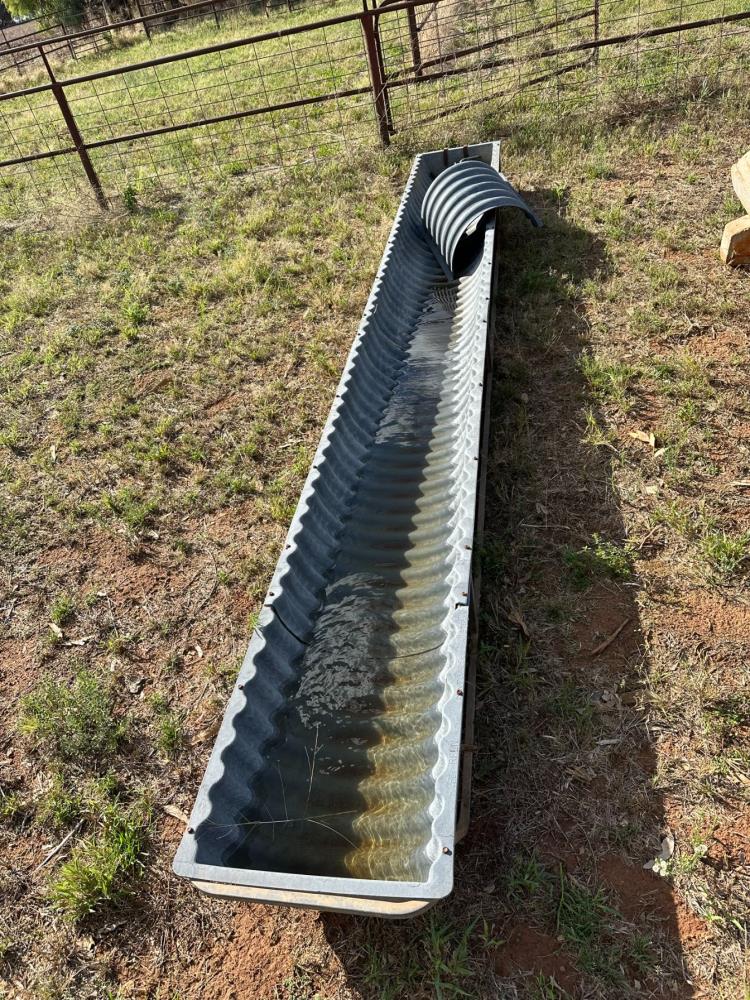 Lot 121 - Poly stock trough | AuctionsPlus