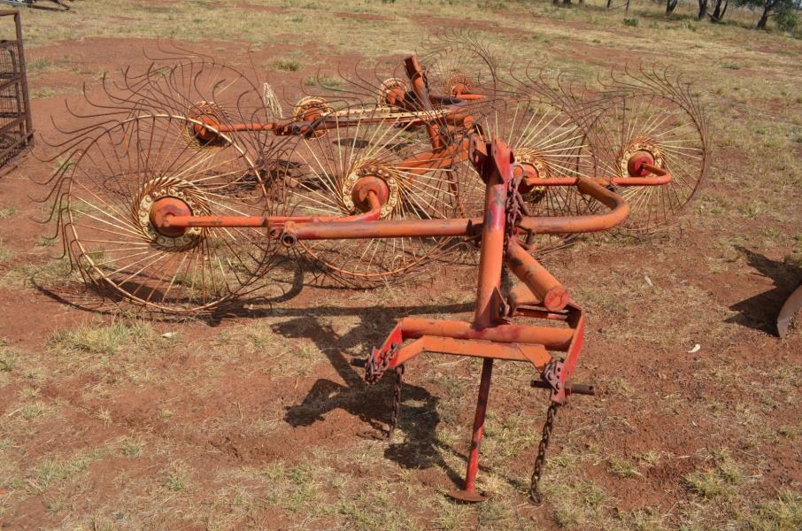 Lot 10 - Vicon 4 wheel hay rake | AuctionsPlus