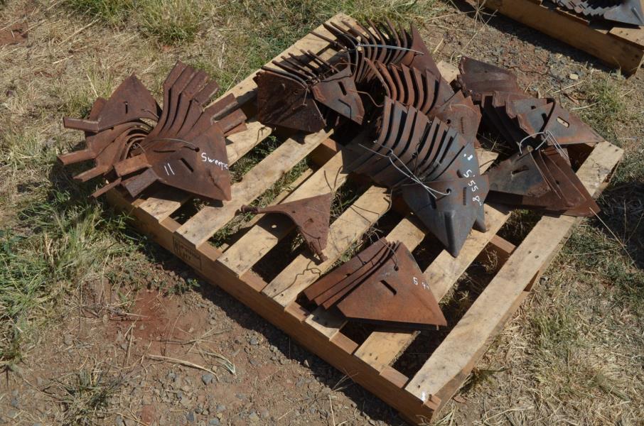 Lot 36 - Scarifier points, 11 sweeps, 55 x 8”, 5 x 9” | AuctionsPlus