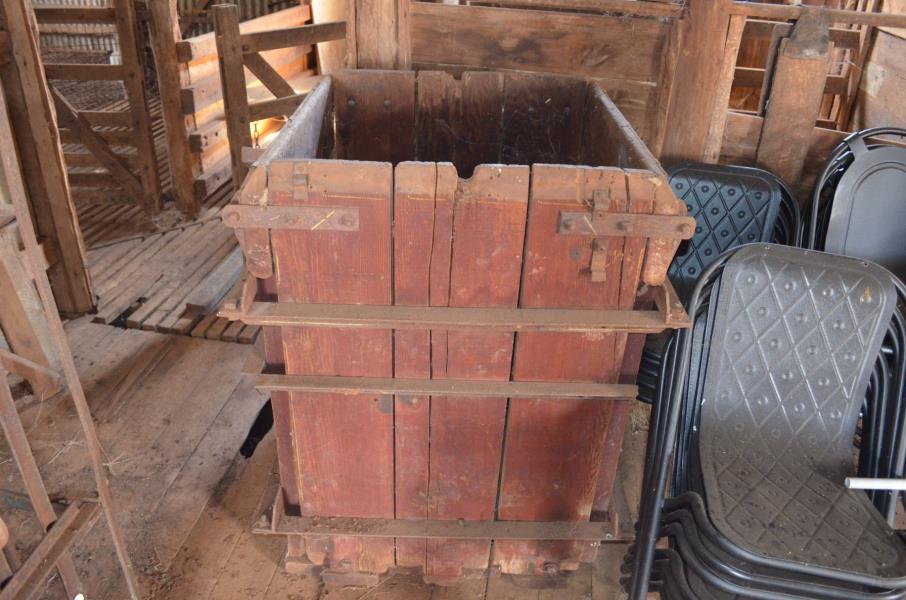 Lot 52 - Koerstz wool press (only one bin) | AuctionsPlus