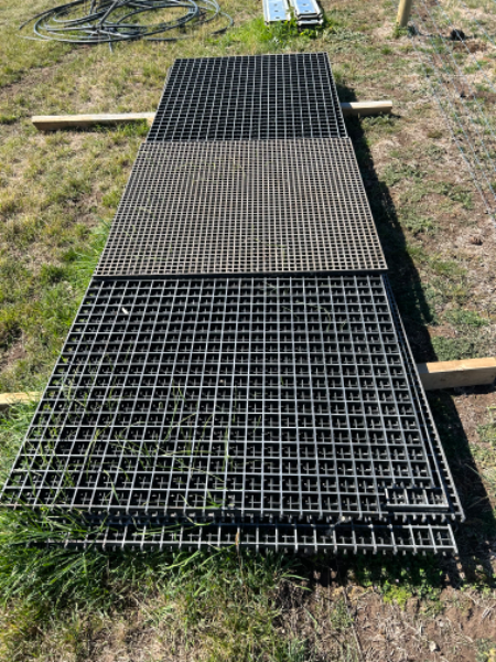 Lot 25 - Plastic Sheep Grating | AuctionsPlus