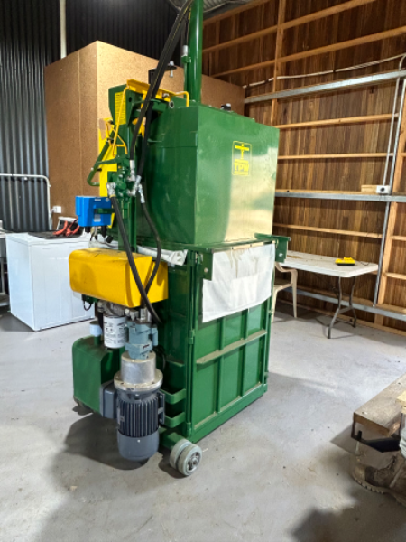 Lot 29 - Heiniger TPW Hydraulic Wool Press | AuctionsPlus