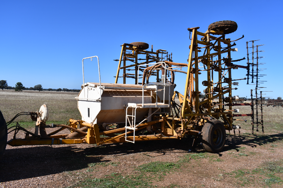 Lot 30 - Connor Shea 33ft scariseeder | AuctionsPlus
