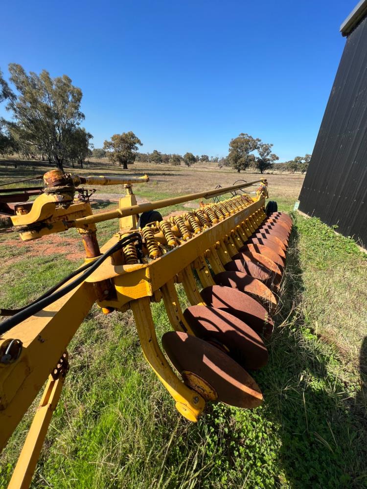 Lot 21 - Chamberlain 16 disc plough | AuctionsPlus