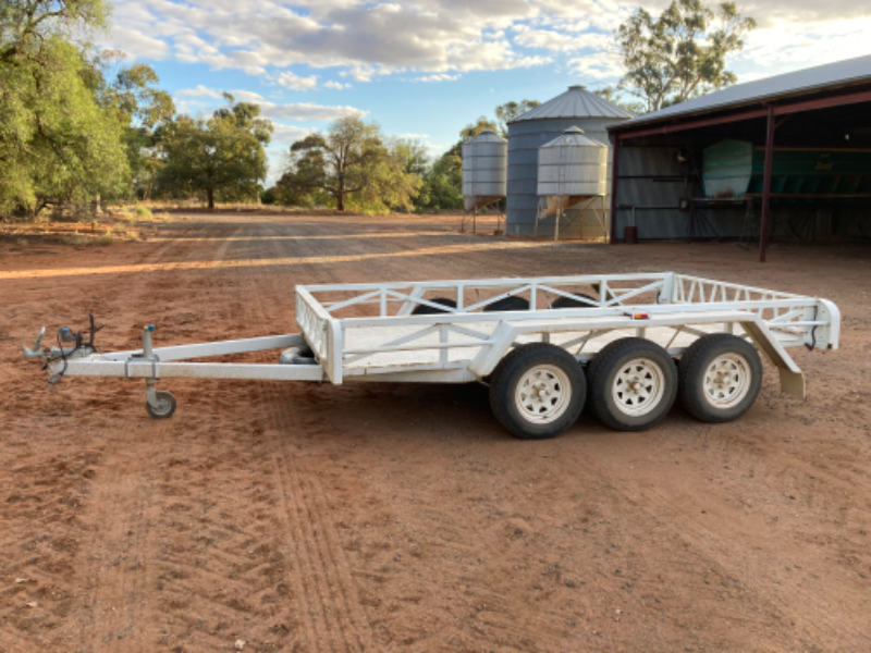 Lot 16 - 2016 box triaxle trailer | AuctionsPlus