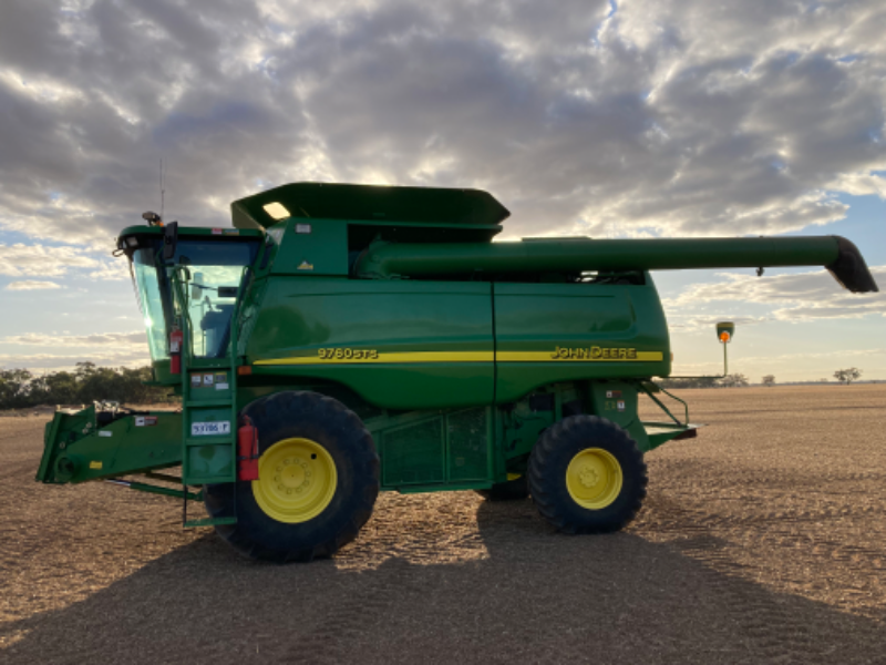 Lot 3 - 2004 John Deere 9760 STS header | AuctionsPlus