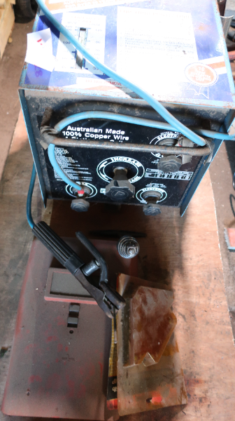 Lot 104 - Peerless Arc Welder | AuctionsPlus