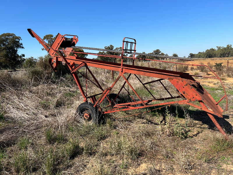 Lot 47 - Paddock Hay Elevator | AuctionsPlus