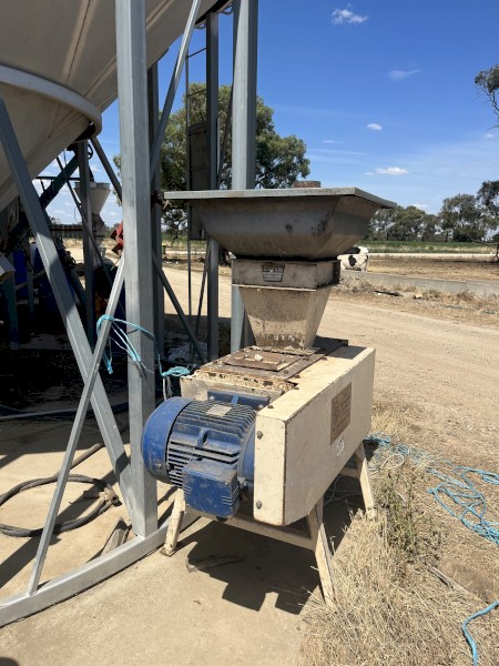 Lot 14 - Wolf Roller Mill | AuctionsPlus