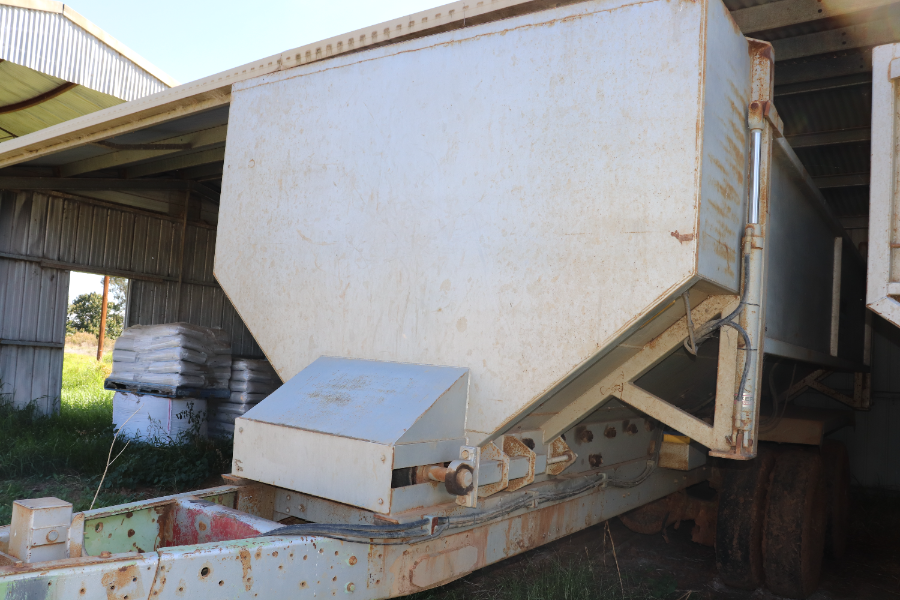 Lot 29 - Bulk potato trailer; 14 tonne; auto tow hitch | AuctionsPlus