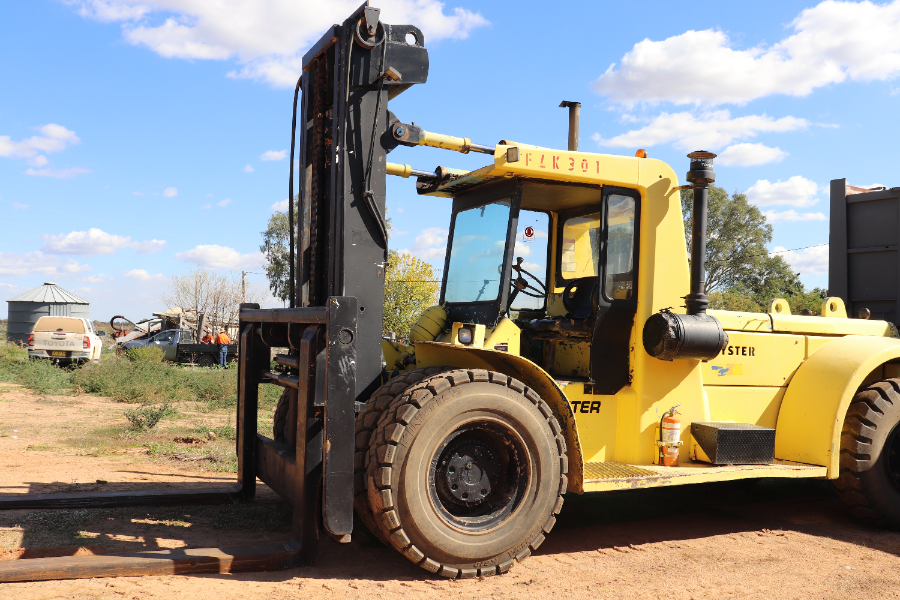 Lot 32 - Hyster 19 tonne heavy duty forklift with 555 cummins motor ...