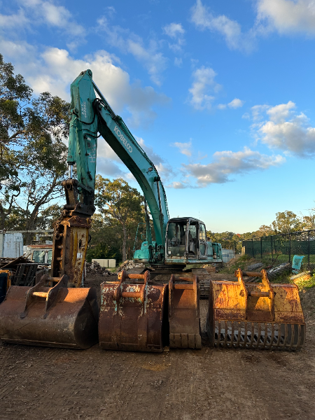 Lot 146 - Kobelco SK330 LC 35 tonne Hydraulic Excavator and Assorted ...