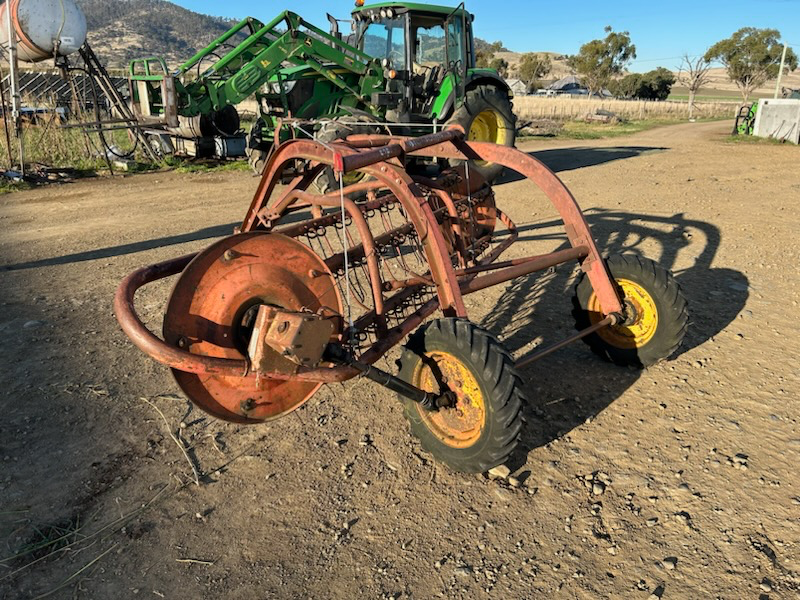 Lot 93 - MF 536 Side Delivery Rake | AuctionsPlus