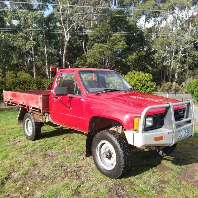 Lot 96 - 1985 Toyota Hilux 2.4D Single Cab Flat Tray Ute | AuctionsPlus