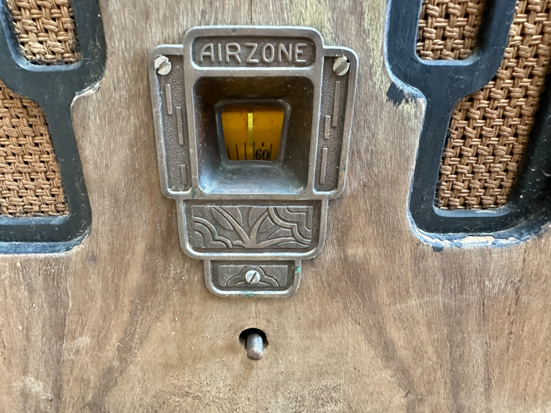 Lot 25 - Vintage Airzone radio 1933. Extra bulbs plus radio parts ...