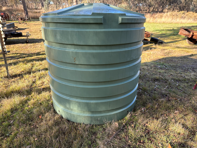 Lot 10 - Bushmans Water Tank TT560 | AuctionsPlus