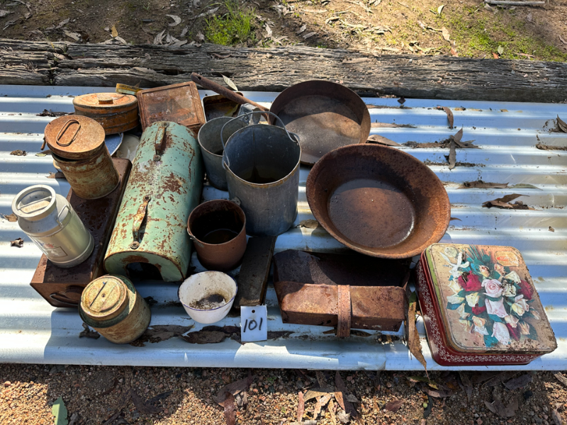 Lot 101 - Mixed lot of antique tin products | AuctionsPlus