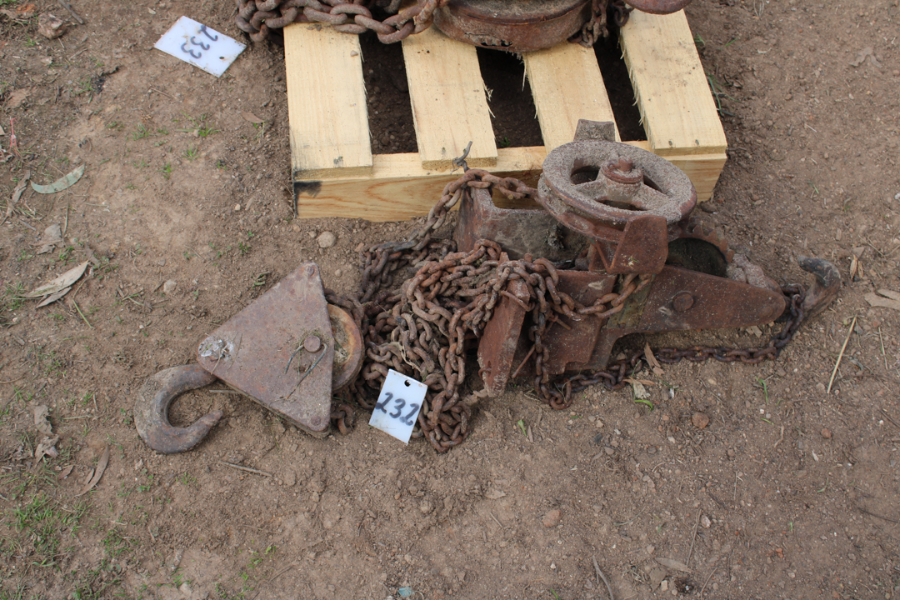Lot 232 - Endless Chain | AuctionsPlus
