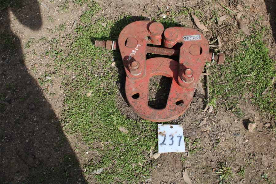 Lot 237 - Universal Beam lifter | AuctionsPlus
