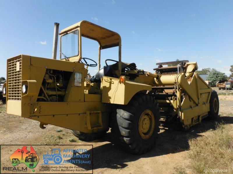 Lot 35 - International Harvester E211 Elevating Scraper | AuctionsPlus